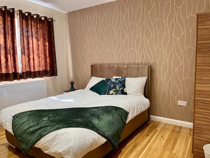 Room With Private Bathroom In Ridge Hill House - Edgware