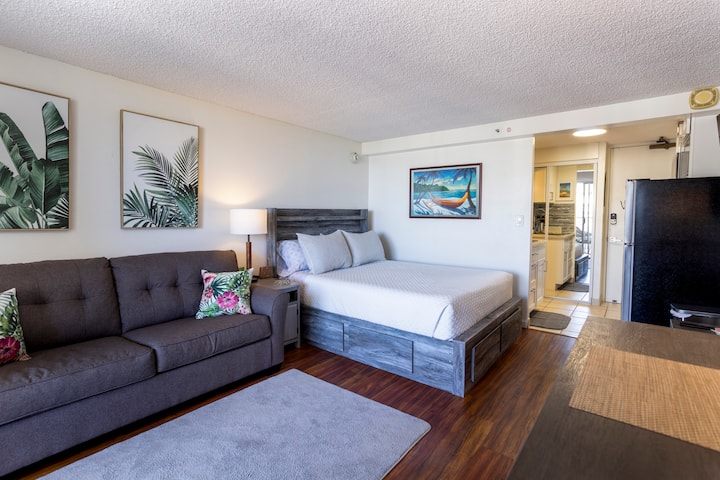 Luxury Condo Near Beach W/ Resort Amenities! - Honolulu, HI