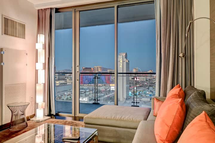 Hi-rise Condo | Private Balcony & Strip Views - Las Vegas