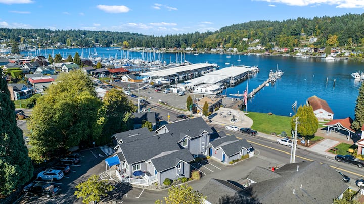 Downtown Harbor Views | Jetted Tub | Queen Bed - Gig Harbor, WA