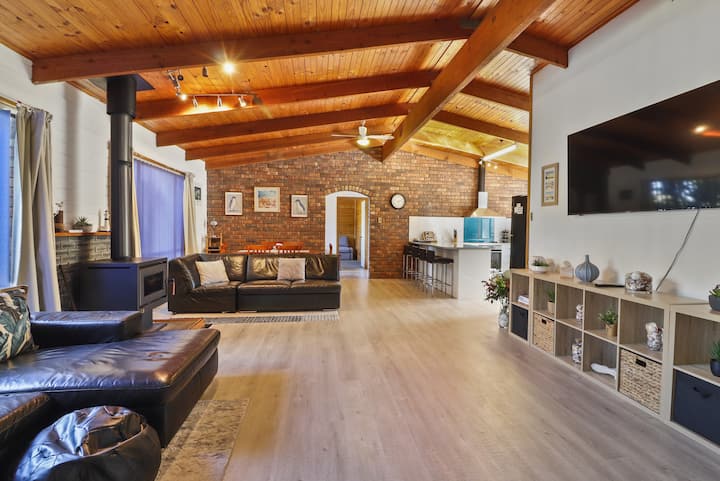 Ocean Breeze • Sleeps 12 • Pet Friendly - Scamander