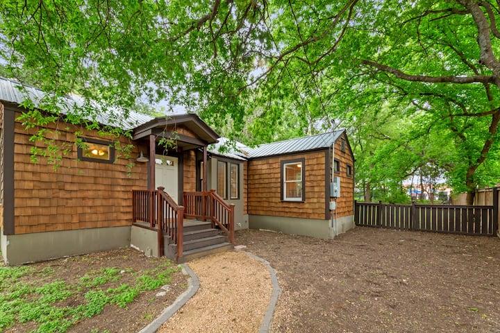 Austin Urban Cabin; Beautiful 2 Bedroom Bungalow - Austin, TX