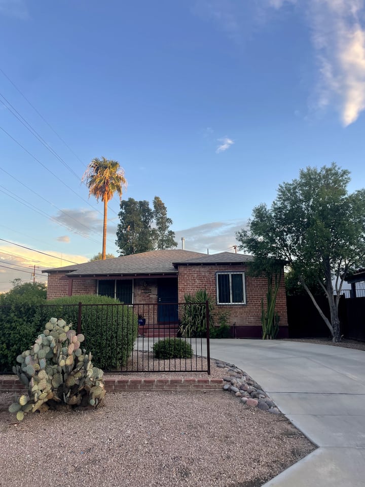 Sunshine & Saguaros: 3br 3bath Home Near Uofa - Tucson, AZ