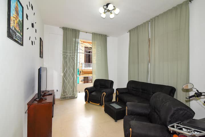 Un Passo Del Paseo Del Prado - Havana