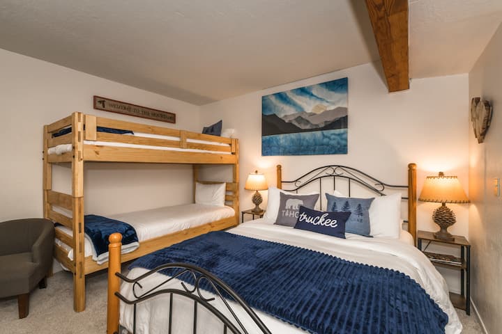 Donner Lake Inn: Basecamp With Hot Tub, Breakfast - Truckee, CA