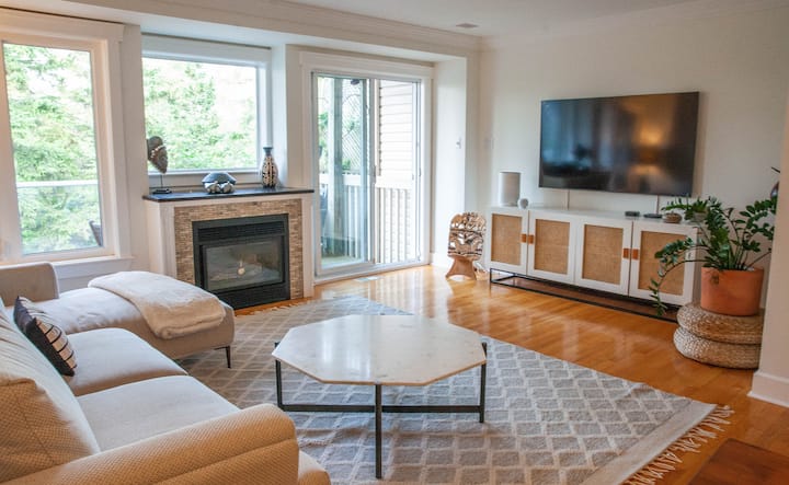 4 Bdrm With Waterfront & Hot Tub - Ottawa