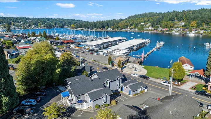 Private King Bd | Bay View & Breakfast Included - Gig Harbor, WA