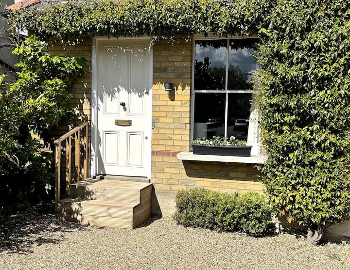 Pretty One Bedroom Cottage In Leafy London Suburb - London