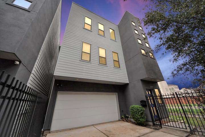 Jetted Jacuzzi Tub And Private King Bed Suite - Houston, TX