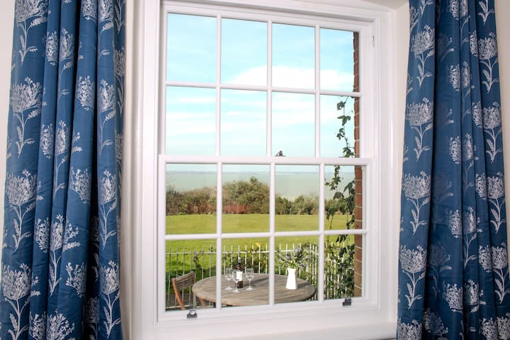 Cottage By The Beach With Fantastic Sea Views - New Forest