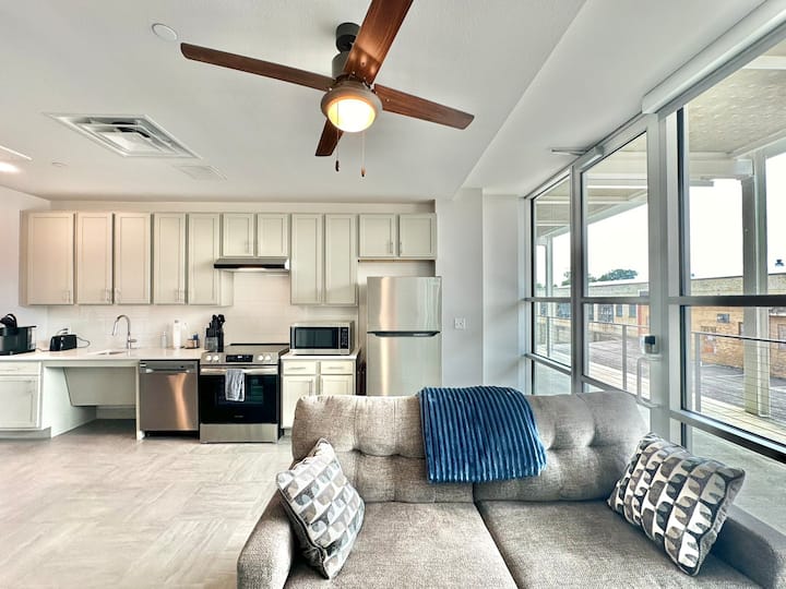 Downtown Tyler Luxury Apartment - Tyler, TX