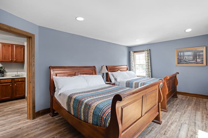 Artists Colony Inn - Double Queen Suite - Nashville, IN
