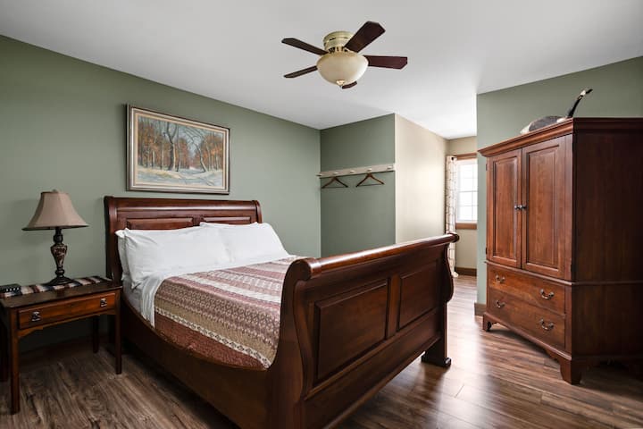 Artists Colony Inn - Premium Queen Suite - Nashville, IN