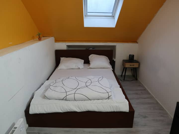 The Yellow & White Room - Mons