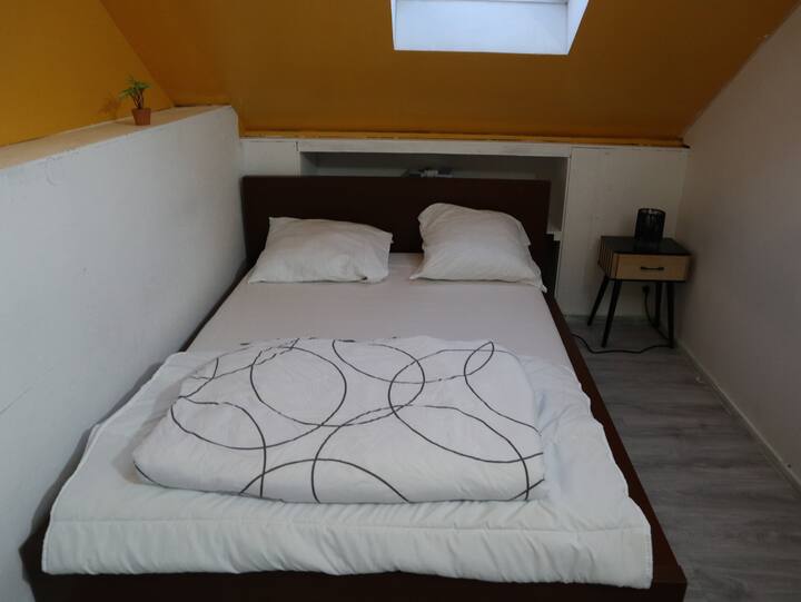The Yellow & White Room - Mons