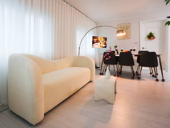 [합법숙소]홍대주변/합정역3분/교통편리/넓은거실/가족,친구,그룹에적합/3룸4베드/총9명 - Seoul