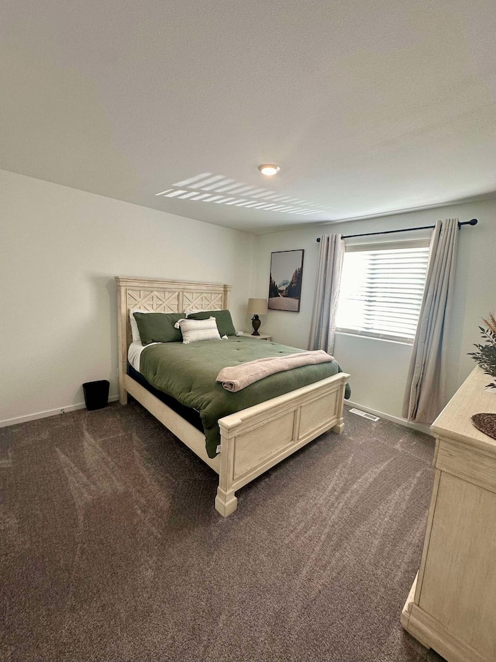 Furnished Room In A Shared Home-queen Bed #2 - Longview, WA
