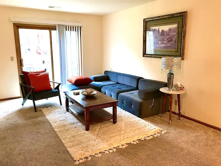 West Omaha Luxe Haven - Omaha, NE
