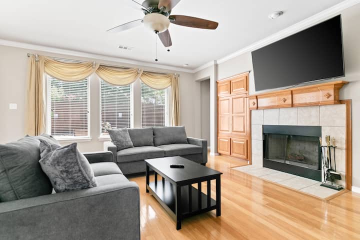 Spacious & Modern Pool Retreat Near Dfw Metroplex! - Grand Prairie, TX