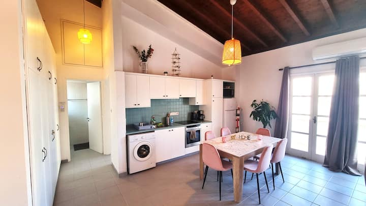 Lovely 1br In Old Town:city Center & 4min To Beach - Larnaca