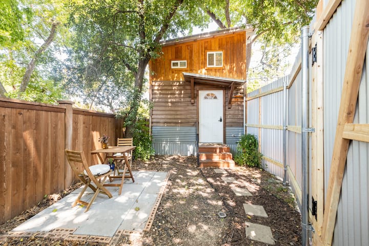 Cozy & Private Tiny Cottage - Austin, TX