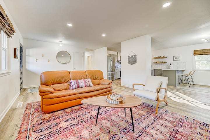 Large Pet-friendly Sleeps 10 Near Palmer Park - Colorado Springs, CO