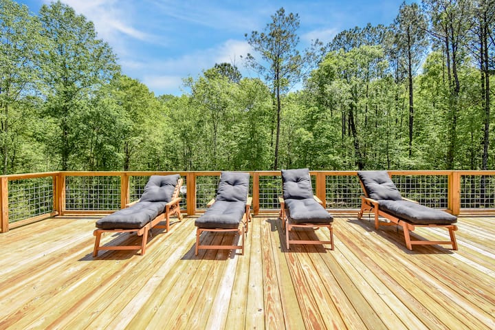 Lake Martin & Auburn- Crisp, Spacious, Huge Porch! - Lake Martin, AL