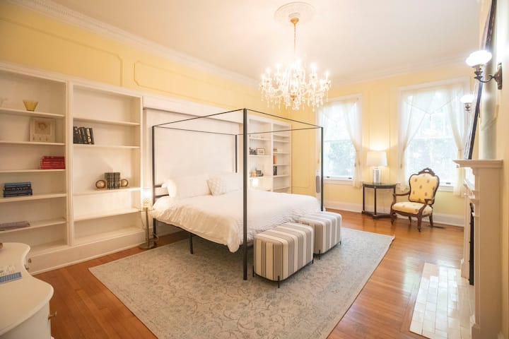 The Ell Hotel: The Yellow Room (First Floor Suite) - Washington, NC