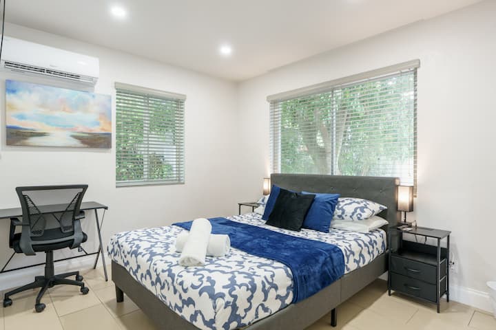 Cozy & Spacious ~ North Beach ~ Cold A/c ~ Parking - Miami, FL