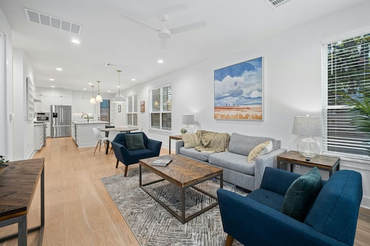 Luxury Living Near Downtown - Austin, TX