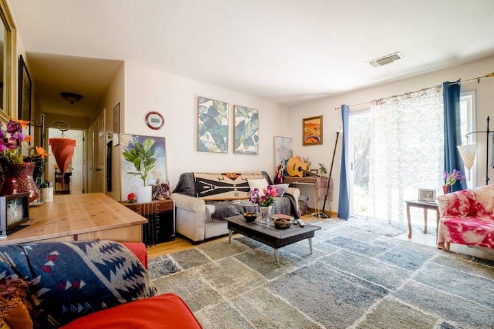 Large Room W/ Desk, Shelves, All House Access - Davis, CA