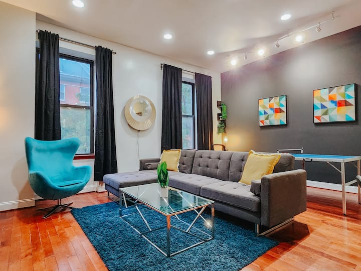 Walnut Premium | King Bed | 65" Tv | Ping-pong - Philadelphia, PA