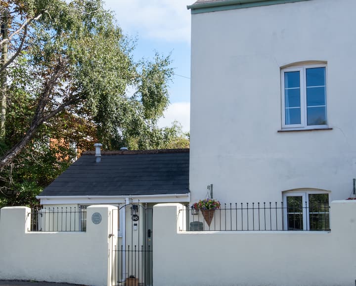 Pet Friendly Cottage, Near Amenities With Log Fire - Stroud, UK