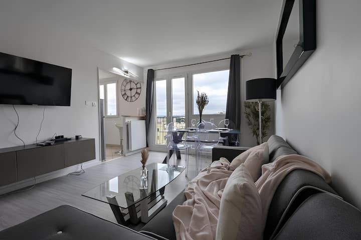 3 Pièces Lumineux, Balcon & Parking – Paris 20 Min - Montesson