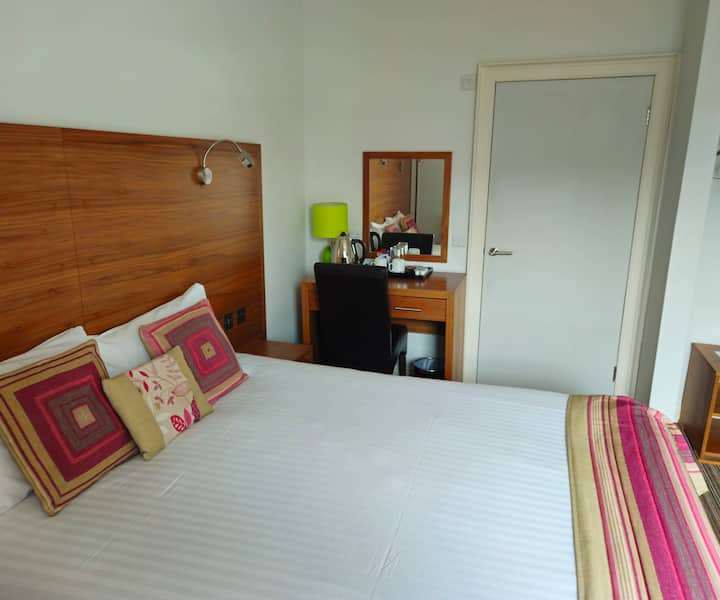 County Hotel Small King En-suite Room Free Parking - Melrose