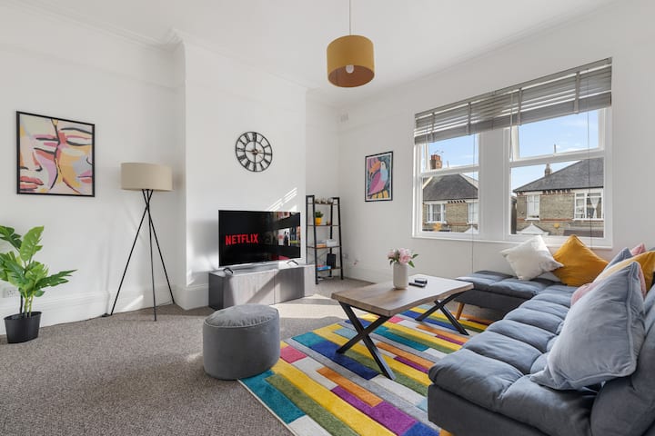 Stylish Flat + Balcony | Free Parking! - London