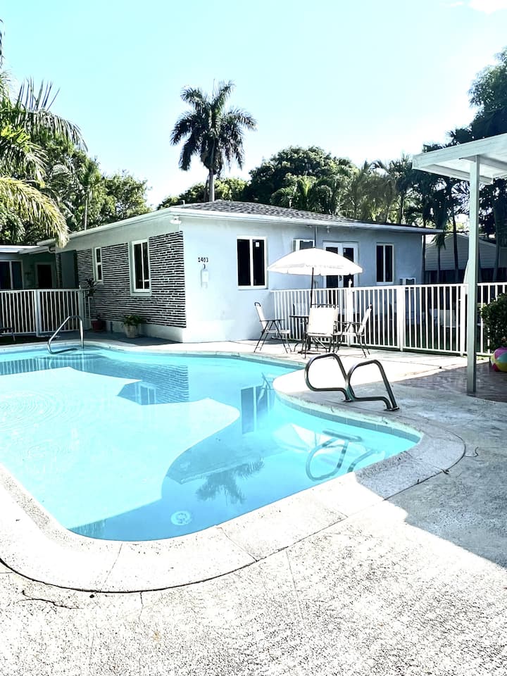 Tropical Oasis 1 Bed 1 Bath - Hollywood, FL