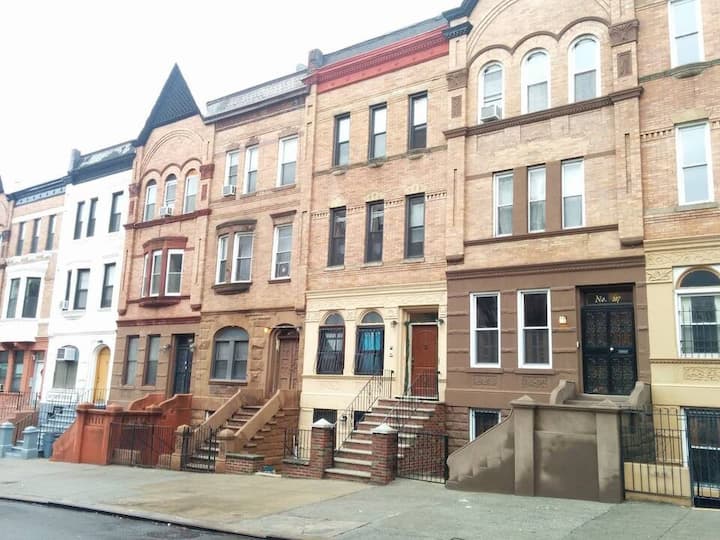 Two Bedroom Apt. In Brownstone - Fort Lee
