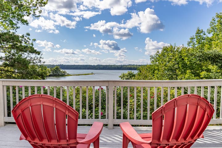 Bayfront-kayaks-firepit-grill-king Beds-sunsets - Maine