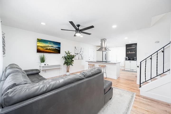 Luxury Stay Near Easton | Garage Parking - New Albany, OH