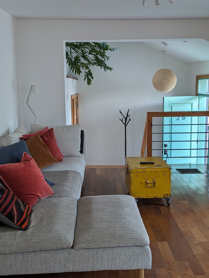 Modern Airy Downtown 2 Bedroom Home - Kingston, Canada