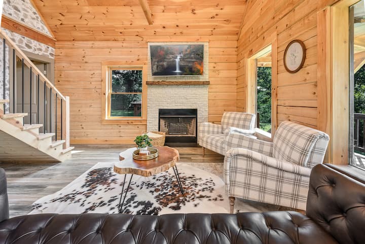 Brow View Cabin W/hot Tub & Pit - Alabama