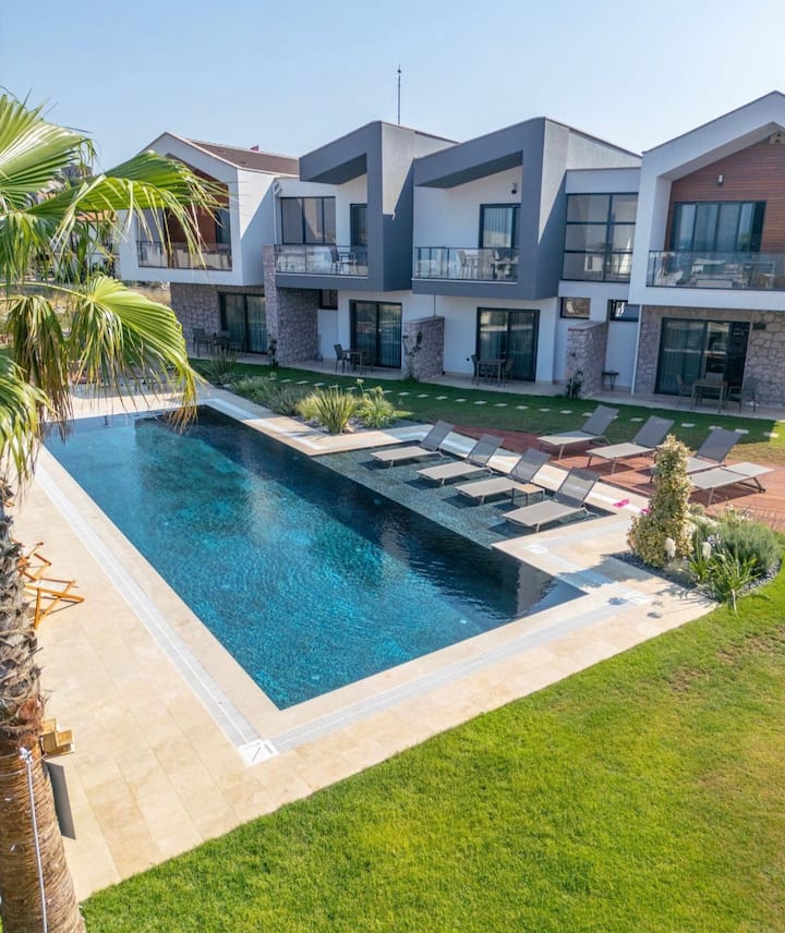 Spacious 2-br Ground Floor Apt With Pool Access - Ayvalık