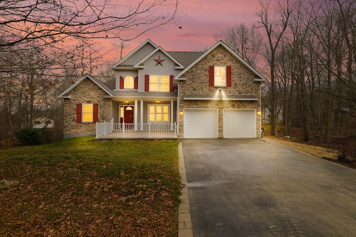 Poconos: Play & Rest: Hot Tub, Sauna, Kids, Dogs - Kalahari Indoor Waterpark, Pocono Manor