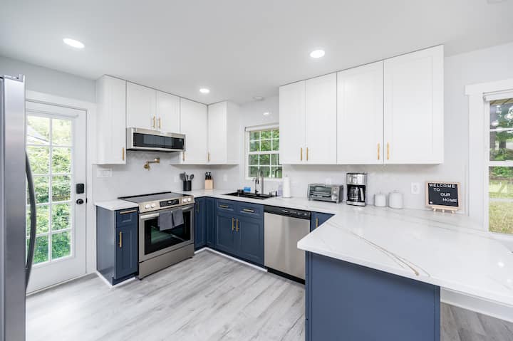 Spacious & Modern 10 Guest Retreat Near Downtown - Raleigh, NC