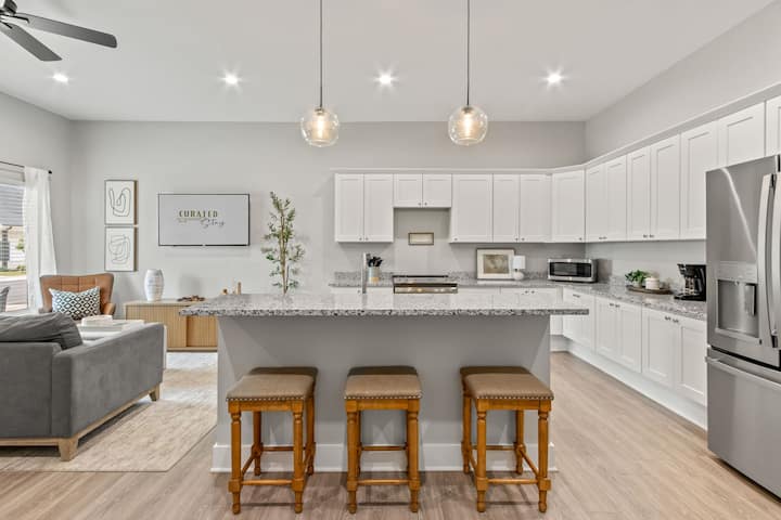 Modern Villa| Great Location| Sleeps 8 - Huntsville, AL