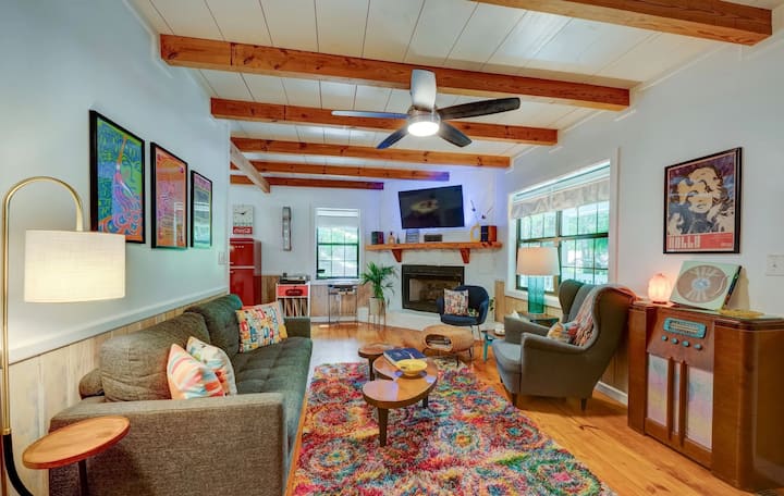 House Of Grooves | Getaway W/ Hot Tub & Fireplace - Blue Ridge, GA