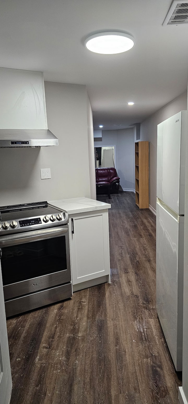 Cozy And Modern Basement Suite - 이니스필