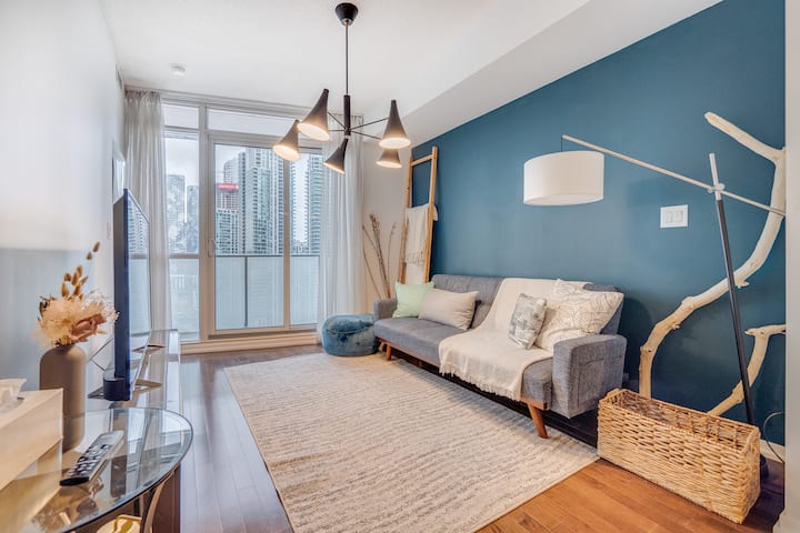 Modern 2 Br Condo: By Scotiabank Arena - City View - Toronto