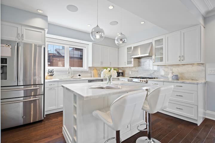 Fun Group Getaway | 15 Mins To Downtown | Parking - Toronto